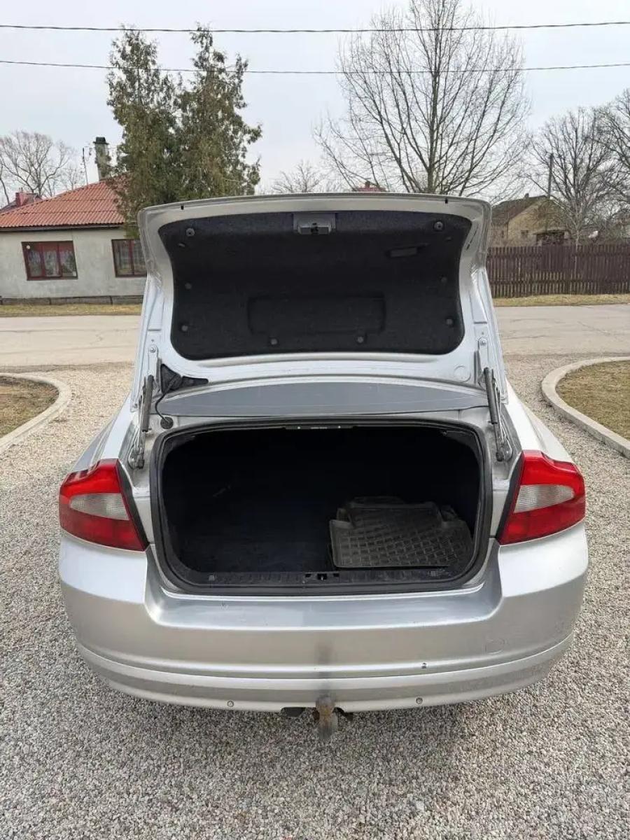 Grey Volvo S80 2007 in Ventspils, with an engine capacity of 2.40 L and mileage of 352 thousand km for 3290 €, photo 8 on AUTOMOTO.COM.LV