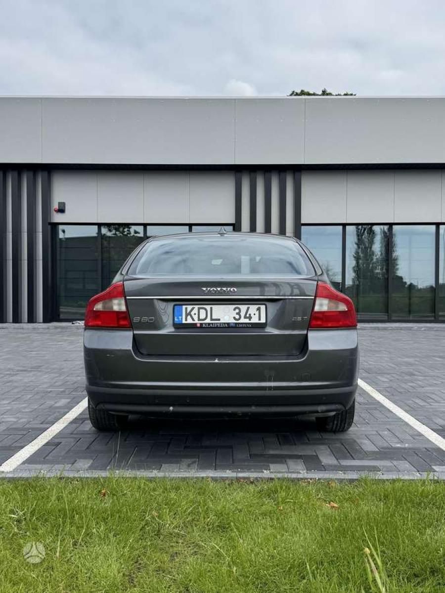 Grey Volvo S80 2007 in Klaipeda, with an engine capacity of 2.52 L and mileage of 369 thousand km for 1450 €, photo 11 on AUTOMOTO.COM.LV