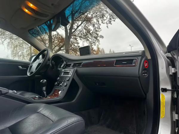 Grey Volvo S80 2007 in Jelgava, with an engine capacity of 2.00 L and mileage of 247 thousand km for 4750 €, photo 10 on AUTOMOTO.COM.LV