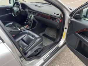 Grey Volvo S80 2007 in Vilnius, with an engine capacity of 2.40 L and mileage of 380 thousand km for 3450 €, photo 35 on AUTOMOTO.COM.LV