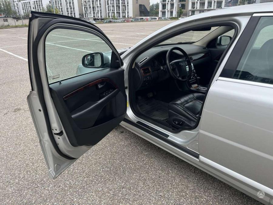 Grey Volvo S80 2007 in Vilnius, with an engine capacity of 2.40 L and mileage of 380 thousand km for 3450 €, photo 42 on AUTOMOTO.COM.LV