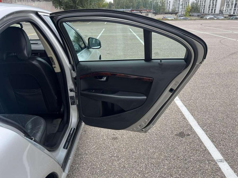 Grey Volvo S80 2007 in Vilnius, with an engine capacity of 2.40 L and mileage of 380 thousand km for 3450 €, photo 45 on AUTOMOTO.COM.LV