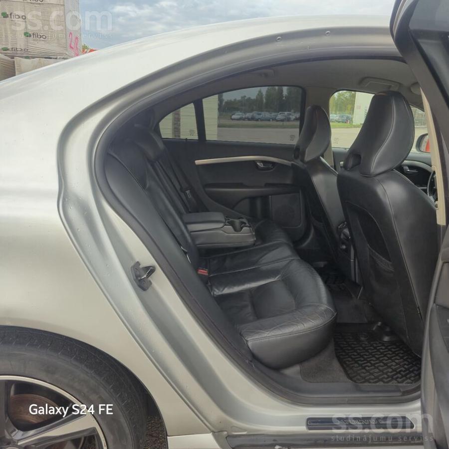 Grey Volvo S80 2007 in Daugavpils, with an engine capacity of 2.40 L and mileage of 379 thousand km for 3600 €, photo 7 on AUTOMOTO.COM.LV