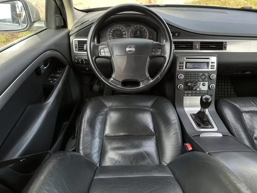 Grey Volvo S80 2009 in Riga, with an engine capacity of 2.40 L and mileage of 259 thousand km for 4000 €, photo 15 on AUTOMOTO.COM.LV