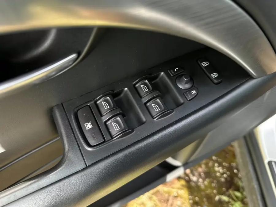 Grey Volvo S80 2009 in Riga, with an engine capacity of 2.40 L and mileage of 259 thousand km for 4000 €, photo 16 on AUTOMOTO.COM.LV