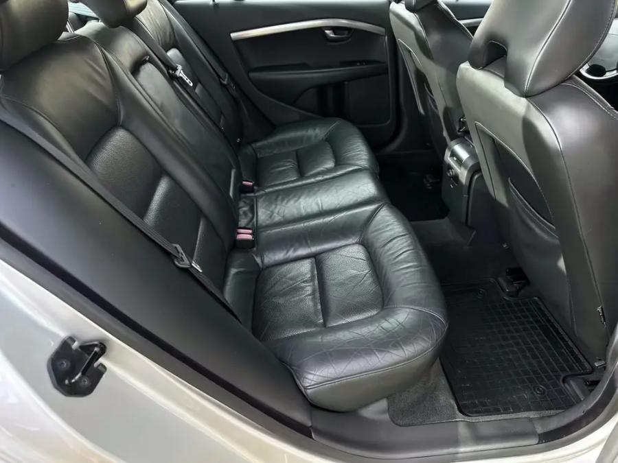 Grey Volvo S80 2009 in Riga, with an engine capacity of 2.40 L and mileage of 259 thousand km for 4000 €, photo 26 on AUTOMOTO.COM.LV