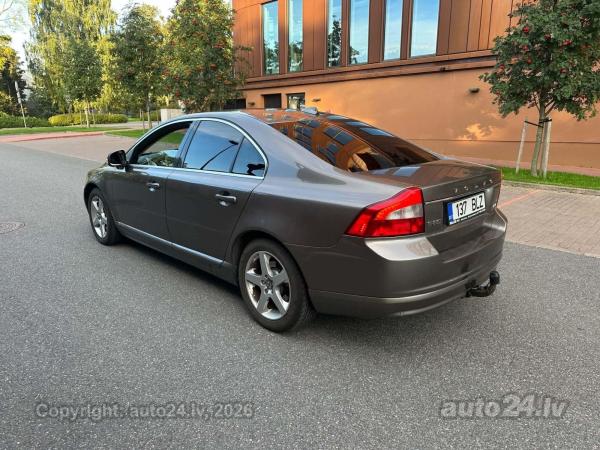 Volvo S80 2009 in Tallinn on AUTOMOTO.COM.LV Grey Volvo S80 2009 in Tallinn, with an engine capacity of 2.40 L and mileage of 449 thousand km for 6990 €, photo 7 on AUTOMOTO.COM.LV