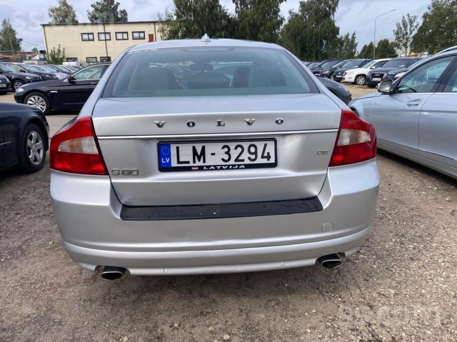 Grey Volvo S80 2009 in Riga, with an engine capacity of 2.40 L and mileage of 305 thousand km for 2650 €, photo 6 on AUTOMOTO.COM.LV