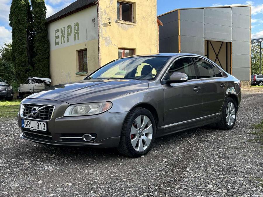 Grey Volvo S80 2010 in Ukmerge, with an engine capacity of 2.40 L and mileage of 301 thousand km for 2100 €, photo 1 on AUTOMOTO.COM.LV