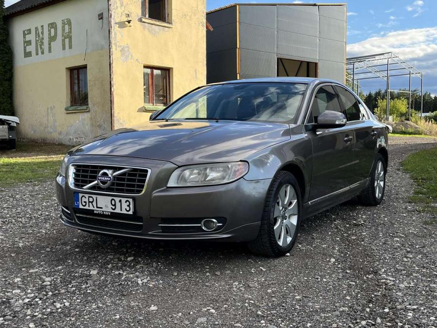 Grey Volvo S80 2010 in Ukmerge, with an engine capacity of 2.40 L and mileage of 301 thousand km for 2100 €, photo 3 on AUTOMOTO.COM.LV