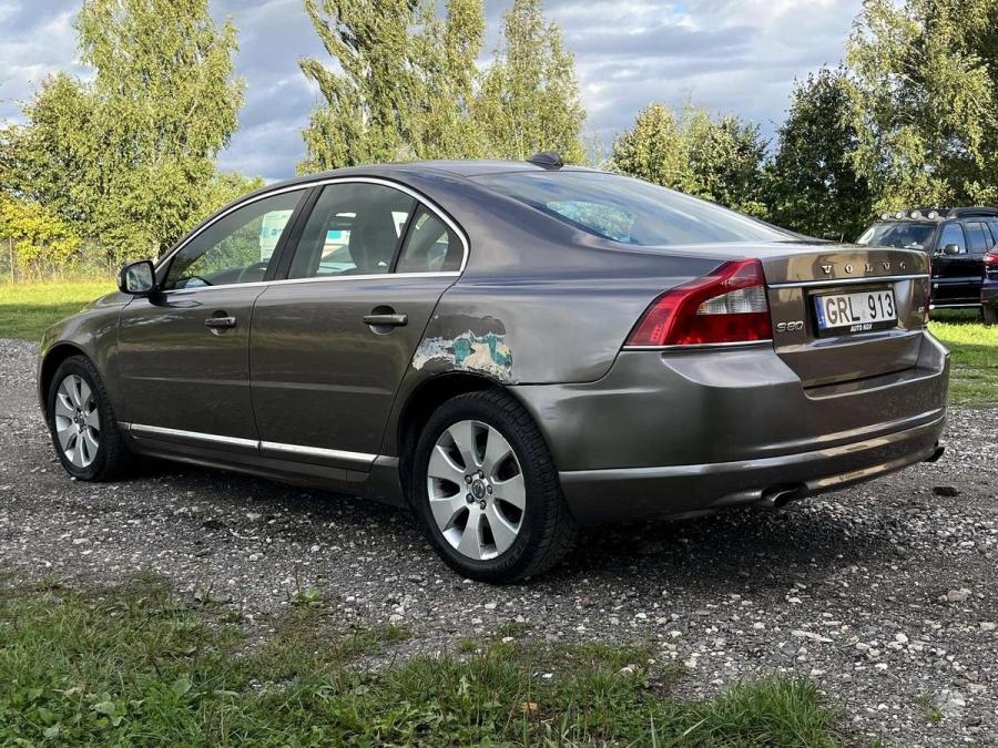 Grey Volvo S80 2010 in Ukmerge, with an engine capacity of 2.40 L and mileage of 301 thousand km for 2100 €, photo 9 on AUTOMOTO.COM.LV