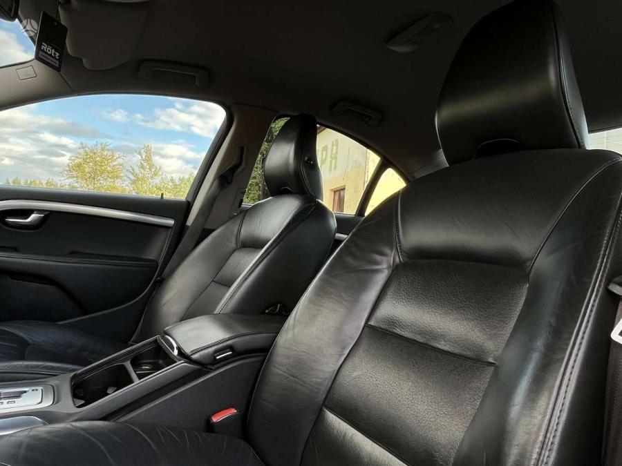 Grey Volvo S80 2010 in Ukmerge, with an engine capacity of 2.40 L and mileage of 301 thousand km for 2100 €, photo 12 on AUTOMOTO.COM.LV