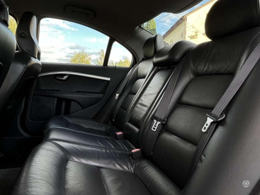 Grey Volvo S80 2010 in Ukmerge, with an engine capacity of 2.40 L and mileage of 301 thousand km for 2100 €, photo 13 on AUTOMOTO.COM.LV