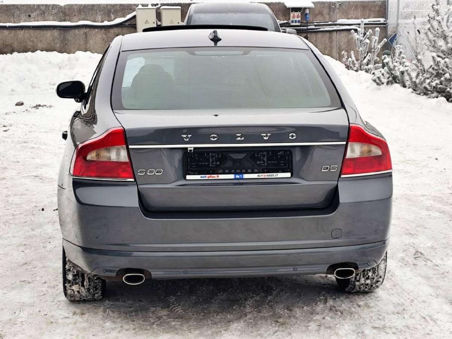 Grey Volvo S80 2011 in Siauliai, with an engine capacity of 2.40 L and mileage of 150 thousand km for 6700 €, photo 5 on AUTOMOTO.COM.LV