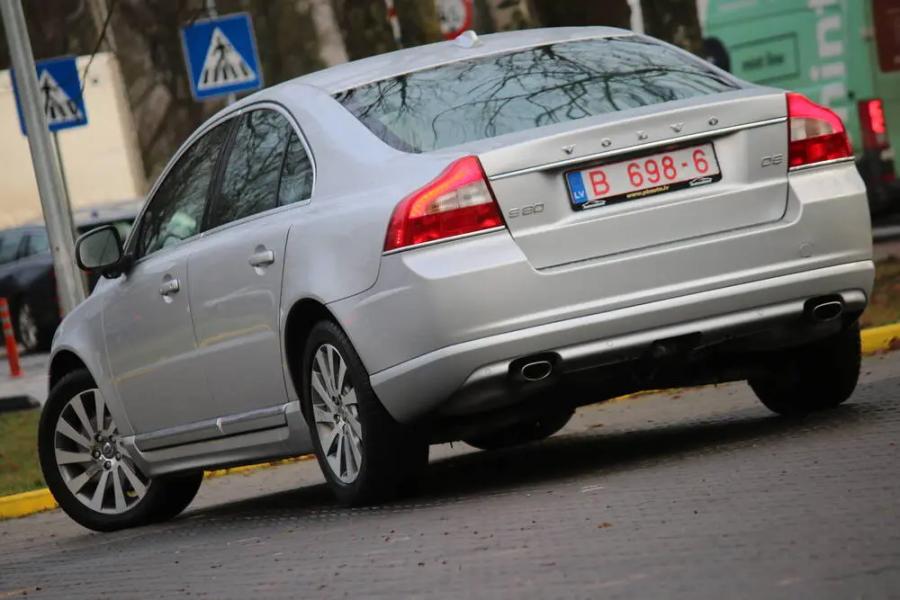 Pelēks Volvo S80 2011 Rīga, ar dzinēja tilpumu 2.40 L un nobraukumu 247 tūkst. km par 7990 €, foto 5 vietnē AUTOMOTO.COM.LV