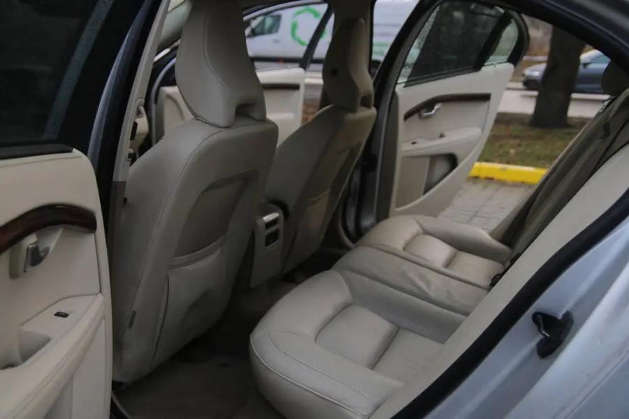 Pelēks Volvo S80 2011 Rīga, ar dzinēja tilpumu 2.40 L un nobraukumu 247 tūkst. km par 7990 €, foto 18 vietnē AUTOMOTO.COM.LV
