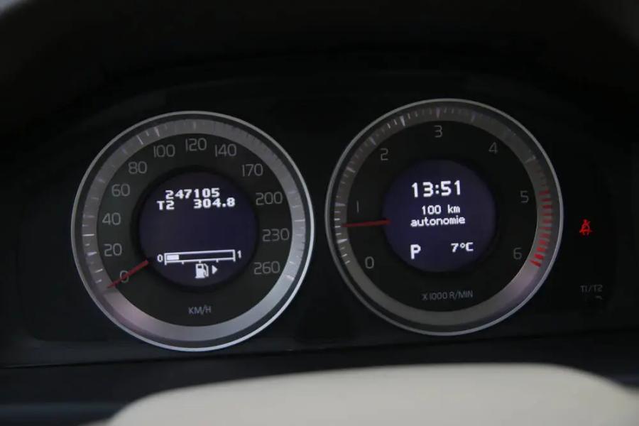 Pelēks Volvo S80 2011 Rīga, ar dzinēja tilpumu 2.40 L un nobraukumu 247 tūkst. km par 7990 €, foto 22 vietnē AUTOMOTO.COM.LV