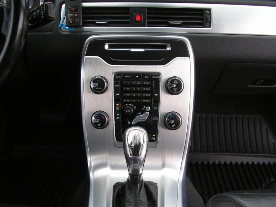 Grey Volvo S80 2013 in Riga, with an engine capacity of 2.00 L and mileage of 282 thousand km for 7350 €, photo 5 on AUTOMOTO.COM.LV