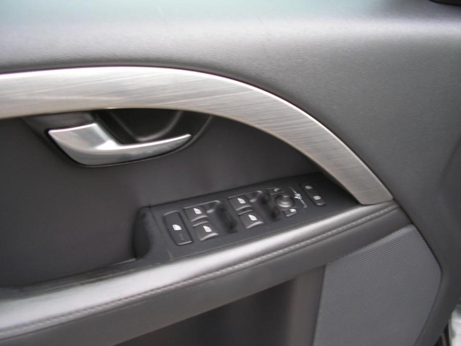 Grey Volvo S80 2013 in Riga, with an engine capacity of 2.00 L and mileage of 282 thousand km for 7350 €, photo 32 on AUTOMOTO.COM.LV
