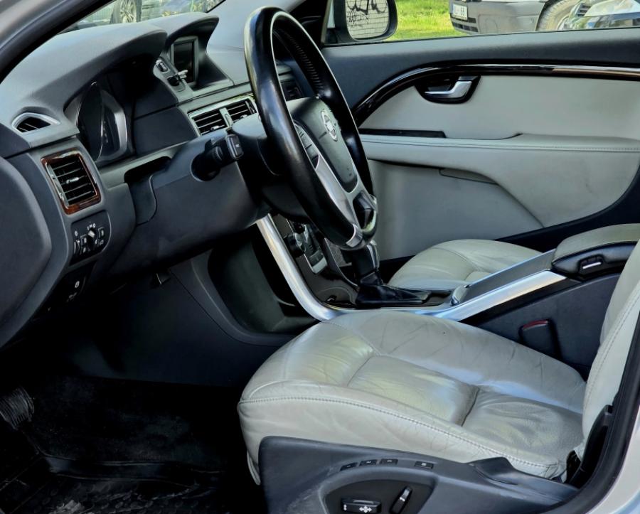 Grey Volvo S80 2013 in Riga, with an engine capacity of 2.00 L and mileage of 320 thousand km for 8200 €, photo 3 on AUTOMOTO.COM.LV