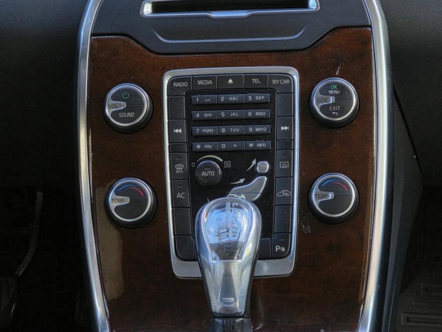 Grey Volvo S80 2013 in Riga, with an engine capacity of 2.00 L and mileage of 320 thousand km for 8200 €, photo 16 on AUTOMOTO.COM.LV