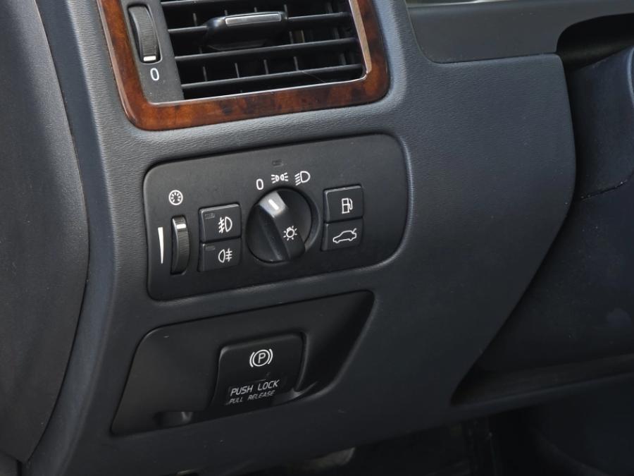 Grey Volvo S80 2013 in Riga, with an engine capacity of 2.00 L and mileage of 320 thousand km for 8200 €, photo 18 on AUTOMOTO.COM.LV