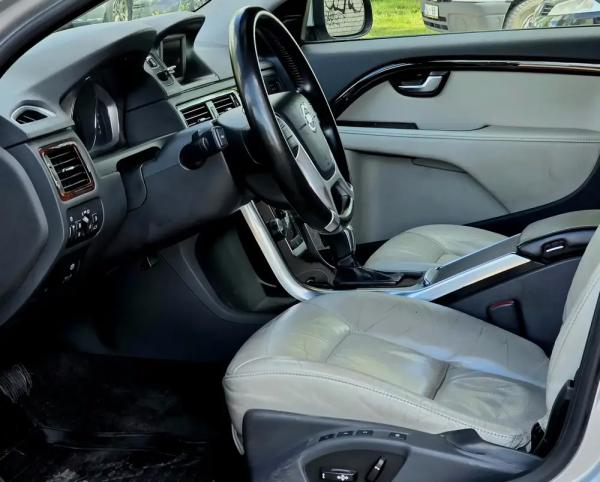Grey Volvo S80 2013 in Grobiņa, with an engine capacity of 2.00 L and mileage of 320 thousand km for 7200 €, photo 8 on AUTOMOTO.COM.LV