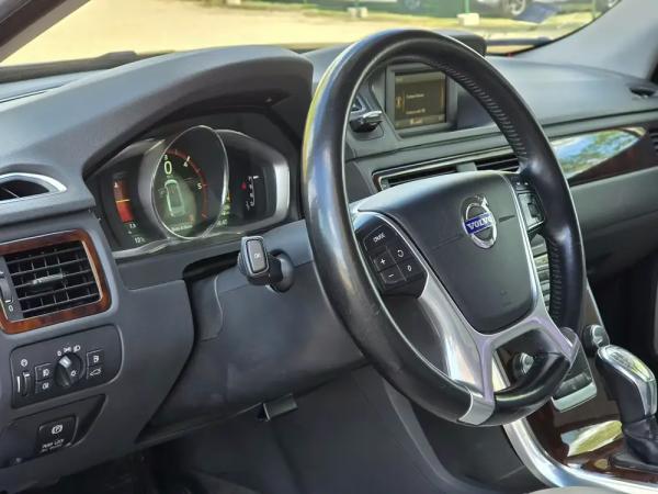 Grey Volvo S80 2013 in Grobiņa, with an engine capacity of 2.00 L and mileage of 320 thousand km for 7200 €, photo 10 on AUTOMOTO.COM.LV