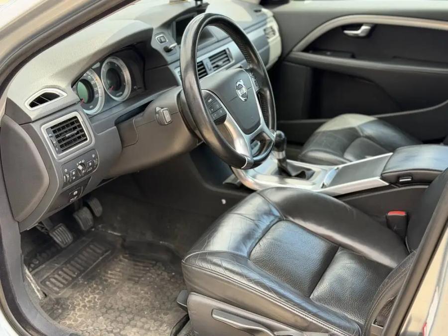 Grey Volvo S80 2013 in Riga, with an engine capacity of 2.00 L and mileage of 260 thousand km for 4990 €, photo 9 on AUTOMOTO.COM.LV