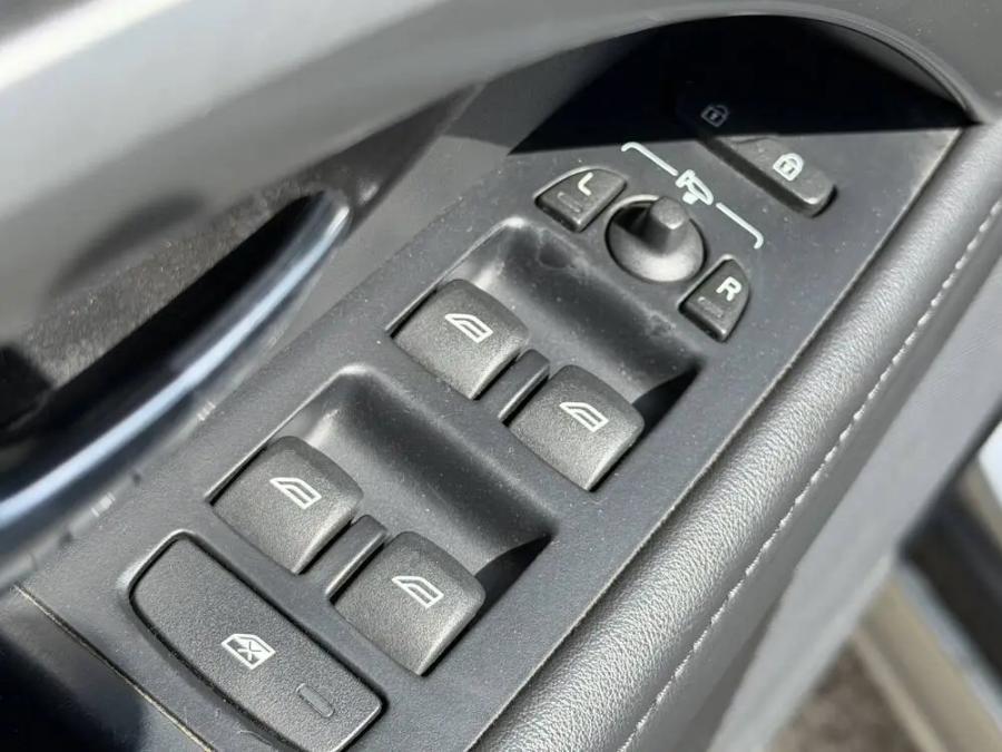 Grey Volvo S80 2013 in Riga, with an engine capacity of 2.00 L and mileage of 260 thousand km for 4990 €, photo 10 on AUTOMOTO.COM.LV
