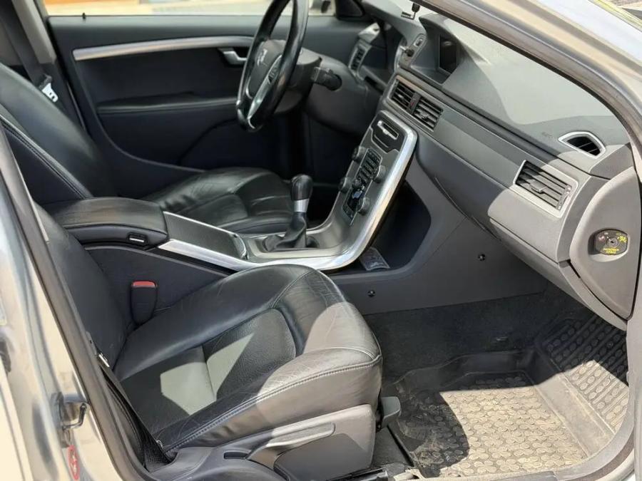 Grey Volvo S80 2013 in Riga, with an engine capacity of 2.00 L and mileage of 260 thousand km for 4990 €, photo 11 on AUTOMOTO.COM.LV