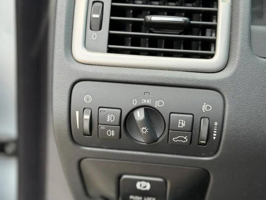 Grey Volvo S80 2013 in Riga, with an engine capacity of 2.00 L and mileage of 260 thousand km for 4990 €, photo 12 on AUTOMOTO.COM.LV
