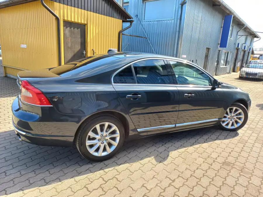 Grey Volvo S80 2015 in Riga, with an engine capacity of 2.00 L and mileage of 200 thousand km for 11590 €, photo 3 on AUTOMOTO.COM.LV