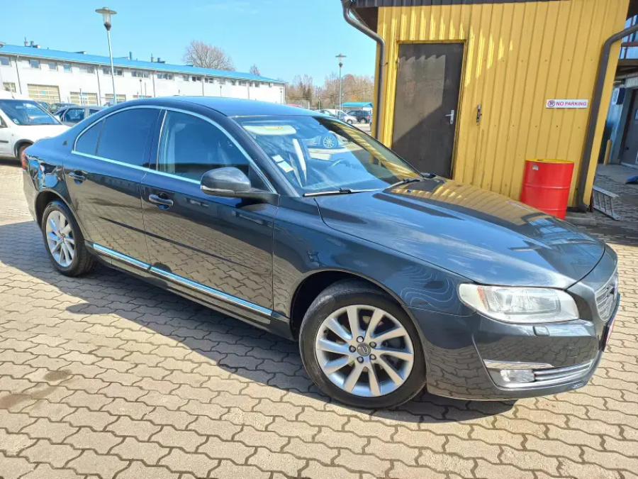 Grey Volvo S80 2015 in Riga, with an engine capacity of 2.00 L and mileage of 200 thousand km for 11590 €, photo 4 on AUTOMOTO.COM.LV