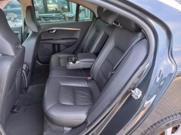 Grey Volvo S80 2015 in Riga, with an engine capacity of 2.00 L and mileage of 200 thousand km for 11590 €, photo 5 on AUTOMOTO.COM.LV