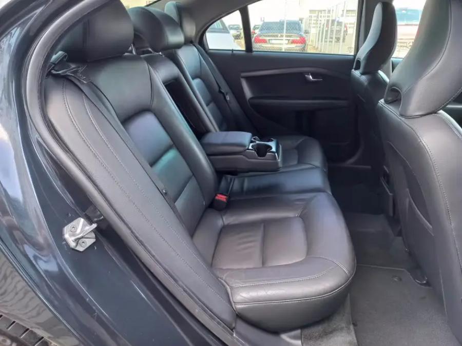 Grey Volvo S80 2015 in Riga, with an engine capacity of 2.00 L and mileage of 200 thousand km for 11590 €, photo 8 on AUTOMOTO.COM.LV