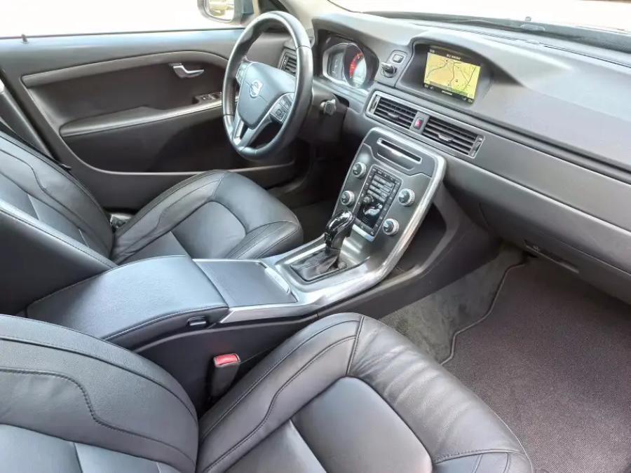 Grey Volvo S80 2015 in Riga, with an engine capacity of 2.00 L and mileage of 200 thousand km for 11590 €, photo 9 on AUTOMOTO.COM.LV