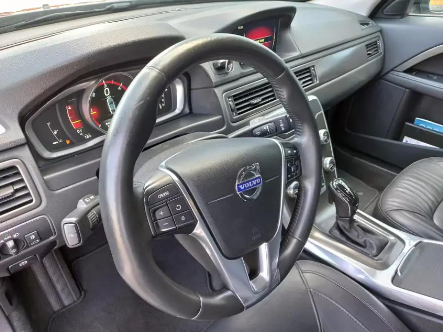 Grey Volvo S80 2015 in Riga, with an engine capacity of 2.00 L and mileage of 200 thousand km for 11590 €, photo 11 on AUTOMOTO.COM.LV