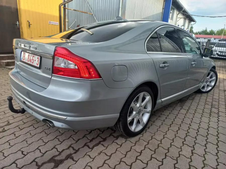 Grey Volvo S80 2016 in Riga, with an engine capacity of 2.00 L and mileage of 240 thousand km for 11490 €, photo 3 on AUTOMOTO.COM.LV