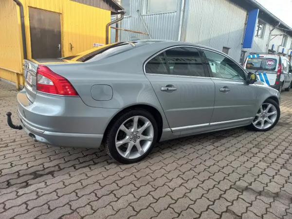 Grey Volvo S80 2016 in Riga, with an engine capacity of 2.00 L and mileage of 240 thousand km for 11490 €, photo 3 on AUTOMOTO.COM.LV