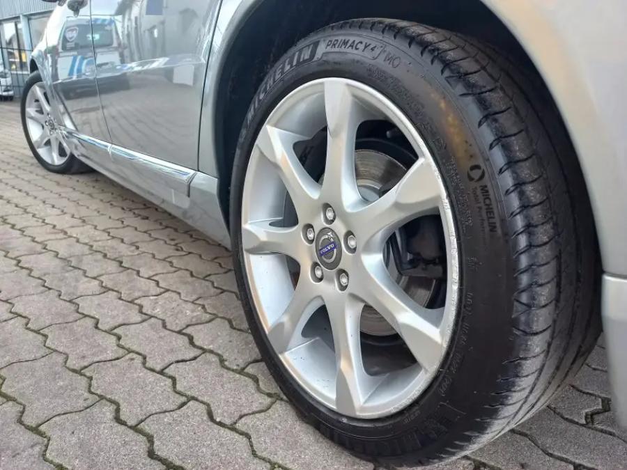 Grey Volvo S80 2016 in Riga, with an engine capacity of 2.00 L and mileage of 240 thousand km for 11490 €, photo 6 on AUTOMOTO.COM.LV