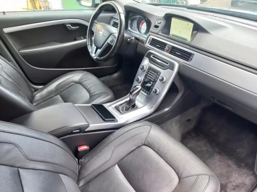 Grey Volvo S80 2016 in Riga, with an engine capacity of 2.00 L and mileage of 240 thousand km for 11490 €, photo 10 on AUTOMOTO.COM.LV