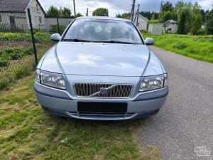 Volvo S80 2000 Viļņa, ar dzinēja tilpumu 2.40 L un nobraukumu 330 tūkst. km par 850 €, foto  vietnē AUTOMOTO.COM.LV