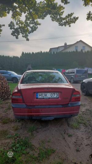 Sarkans Volvo S80 1999 Utena, ar dzinēja tilpumu 2.50 L un nobraukumu 461 tūkst. km par 750 €, foto 3 vietnē AUTOMOTO.COM.LV