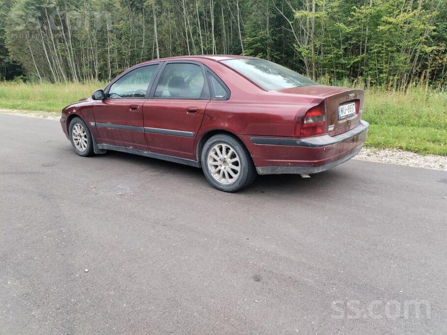 Red Volvo S80 2000 in Valmiera, with an engine capacity of 2.40 L and mileage of 0 thousand km for 1100 €, photo 3 on AUTOMOTO.COM.LV