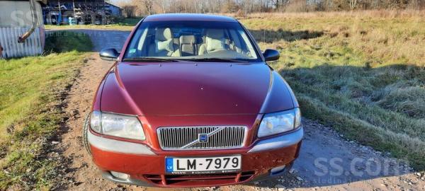 Red Volvo S80 2001 in Balvi, with an engine capacity of 2.50 L and mileage of 312 thousand km for 2000 €, photo 1 on AUTOMOTO.COM.LV