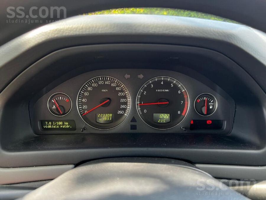 Red Volvo S80 2004 in Riga, with an engine capacity of 2.40 L and mileage of 224 thousand km for 2800 €, photo 12 on AUTOMOTO.COM.LV