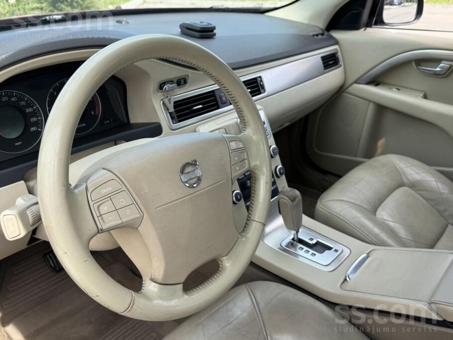 Red Volvo S80 2008 in Jelgava, with an engine capacity of 2.40 L and mileage of 307 thousand km for 3490 €, photo 7 on AUTOMOTO.COM.LV