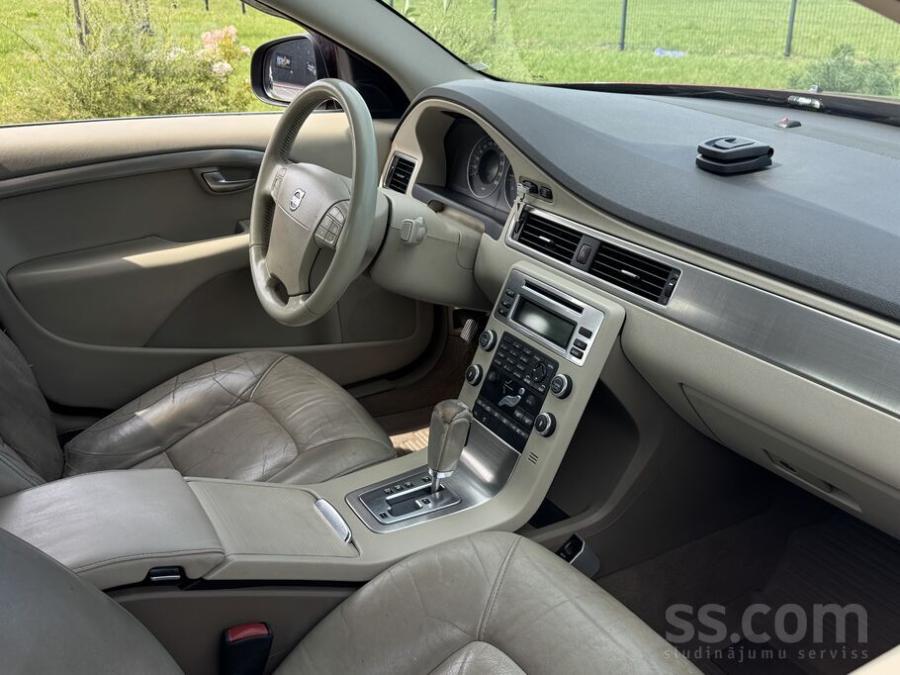 Red Volvo S80 2008 in Jelgava, with an engine capacity of 2.40 L and mileage of 307 thousand km for 3490 €, photo 9 on AUTOMOTO.COM.LV