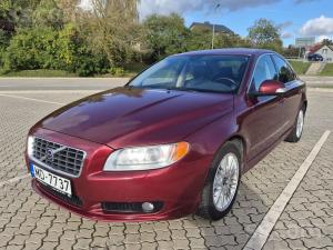 Red Volvo S80 2008 in Saldus, with an engine capacity of 2.50 L and mileage of 207 thousand km for 2950 €, photo 1 on AUTOMOTO.COM.LV